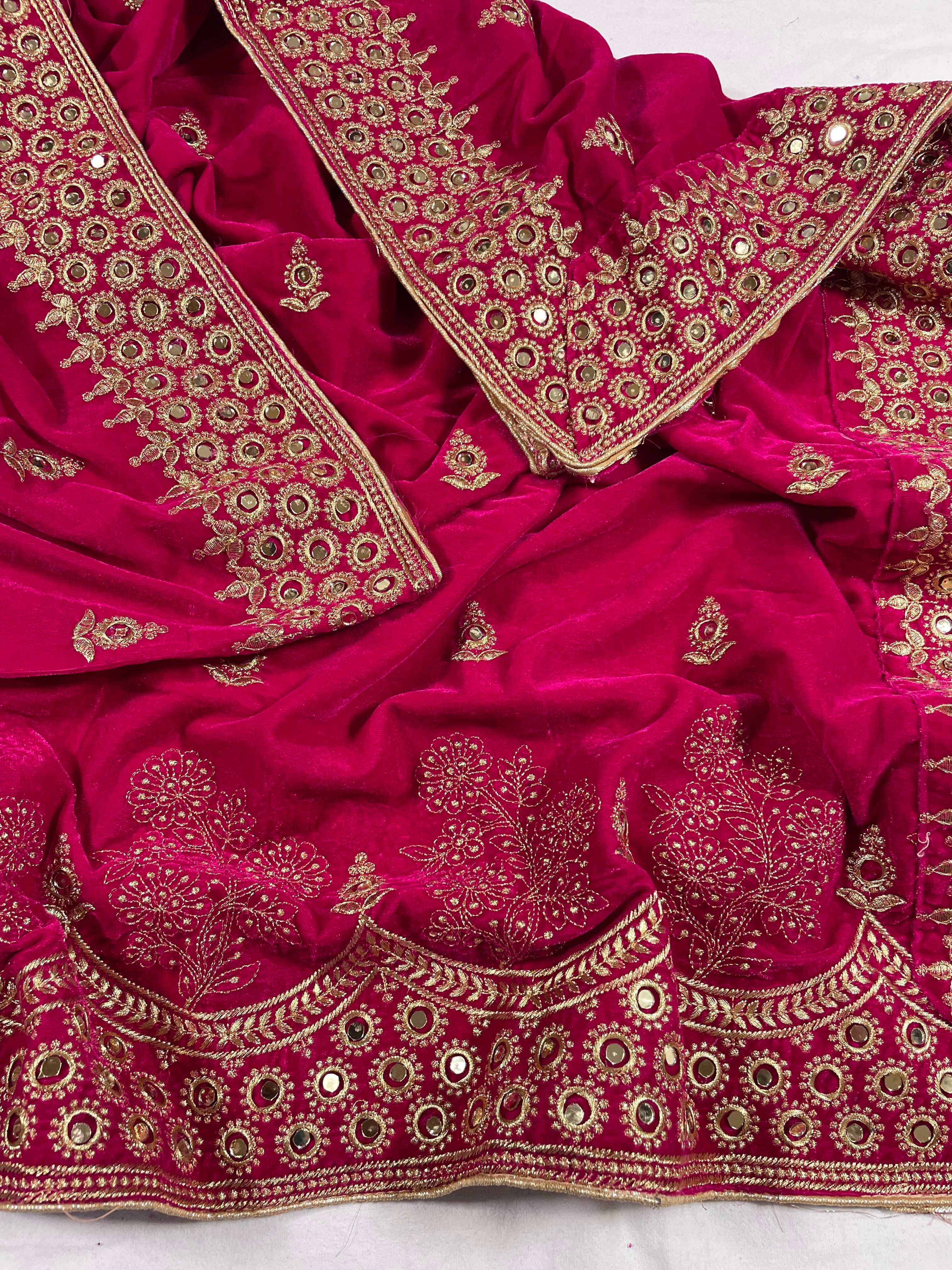 Riwayat Mukhmal Red Velevt Dupatta – KYMA